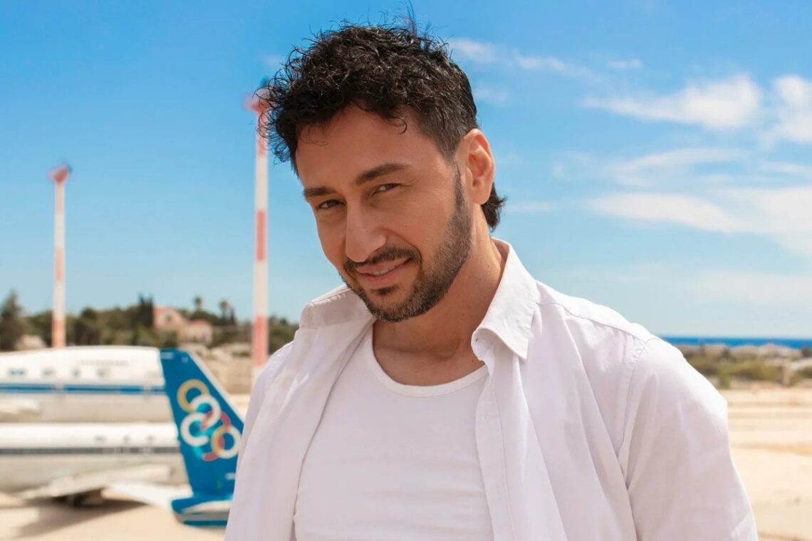 Ο Πάνος Καλίδης μας τραγουδάει «Άσ’ Το Πάνω Μου»