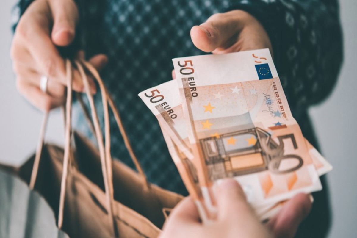 Οι Ελληνες δεν εγκαταλείπουν εύκολα τις πληρωμές με μετρητά