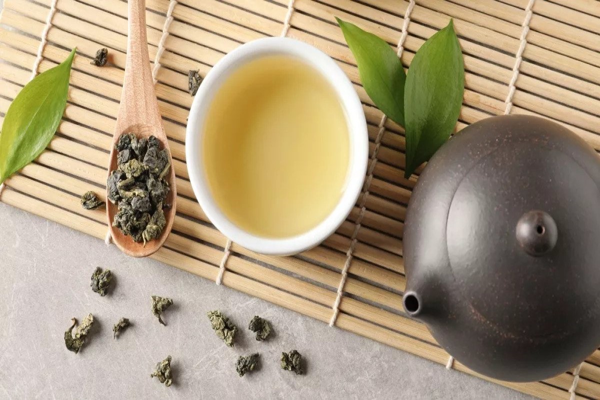 Το τσάι που ακόμη και όταν κάθεστε καίει το λίπος – Δύο φλιτ